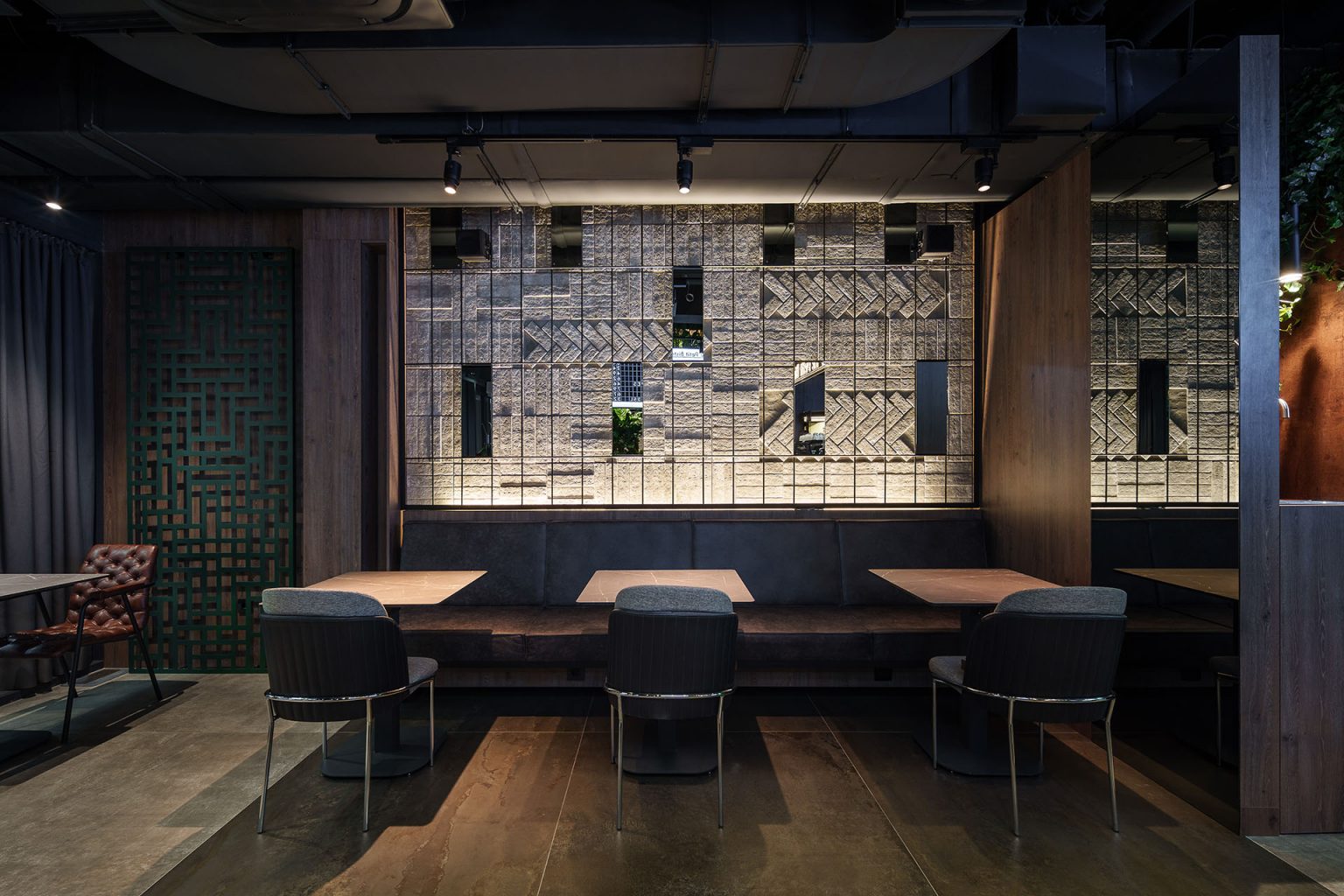 Metal, beton, staklo i priroda za potpuni vizuelni preobražaj Le Petit ...